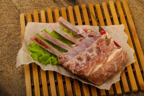 Ruwe lamsribben stock afbeelding. Image of karbonade - 109346025