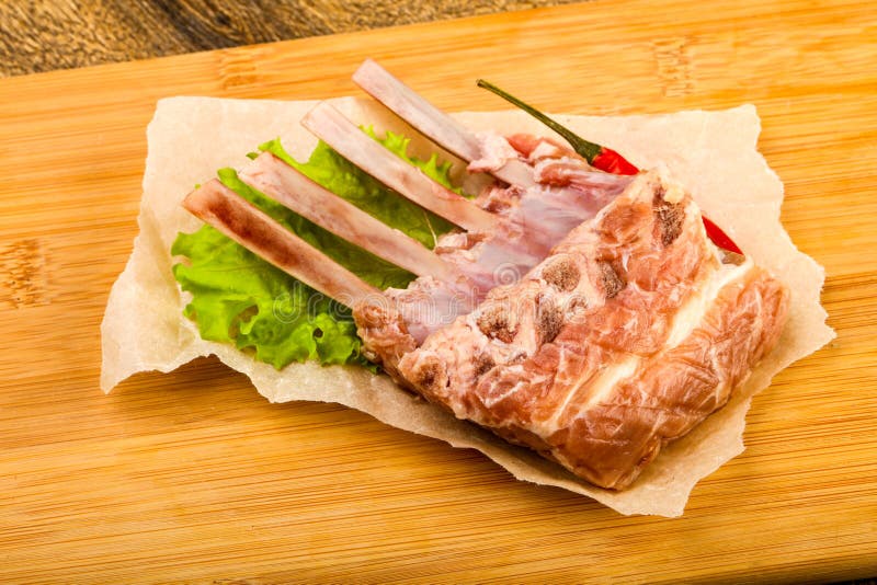 Ruwe lamsribben stock afbeelding. Image of karbonades - 111699099