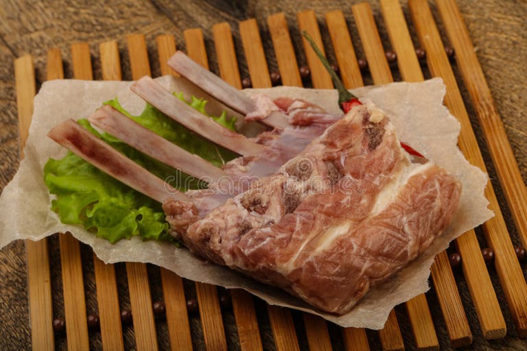 Ruwe lamsribben stock afbeelding. Image of rooster, restaurant - 112816999