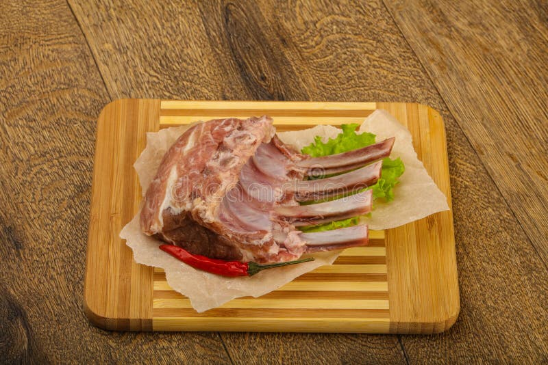 Ruwe lamsribben stock afbeelding. Image of besnoeiing - 117173991