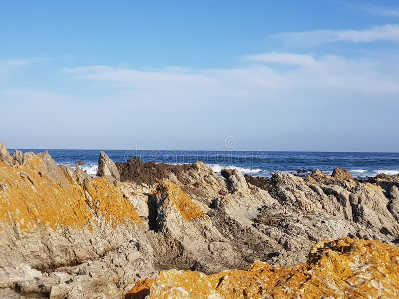 Robuuste Rotsen Op Het Superieure Meer Stock Afbeelding - Image of ...