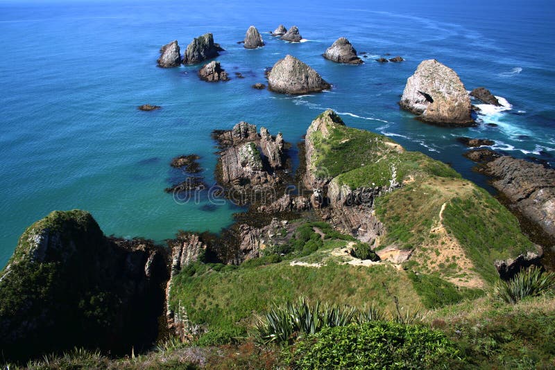 Ruwe Rotsen Op Het Punt Van Het Goudklompje Stock Foto - Image of ...