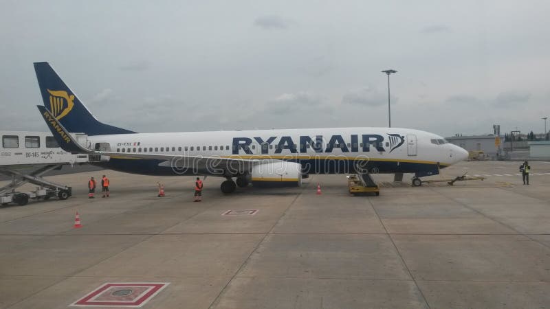 Ryanair airplane editorial stock photo. Image of airport - 66510943