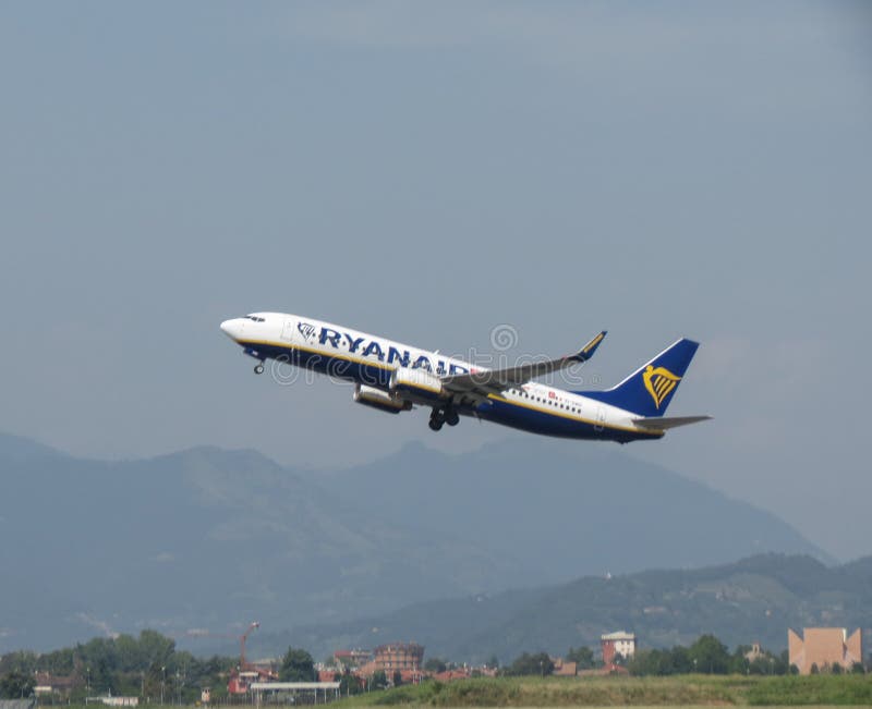 RyanAir Boeing 737-800 Taking Off Editorial Image - Image of italy ...