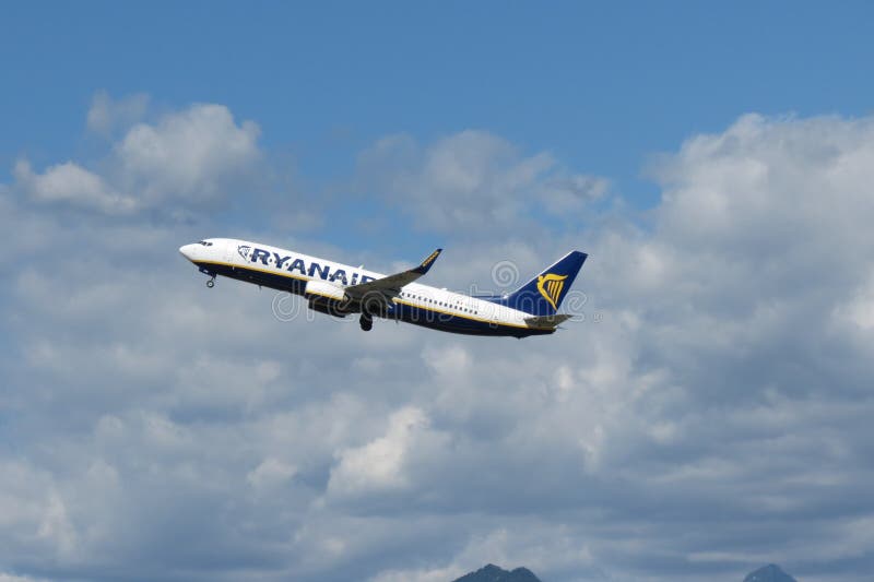 Ryanair Flygplan Boeing 737-800 Redaktionell Arkivfoto - Bild av resa ...