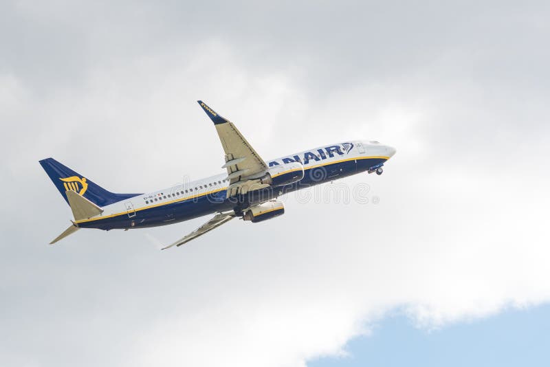 Ryanair Flygplan Boeing 737-8AS EI-DJL Redaktionell Arkivfoto - Bild av ...