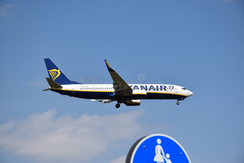 Ryanair plane landing editorial stock image. Image of airline - 252555349