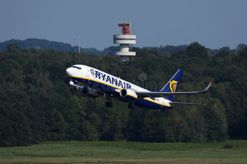 Ryanair plane taking off editorial photo. Image of flys - 171440236