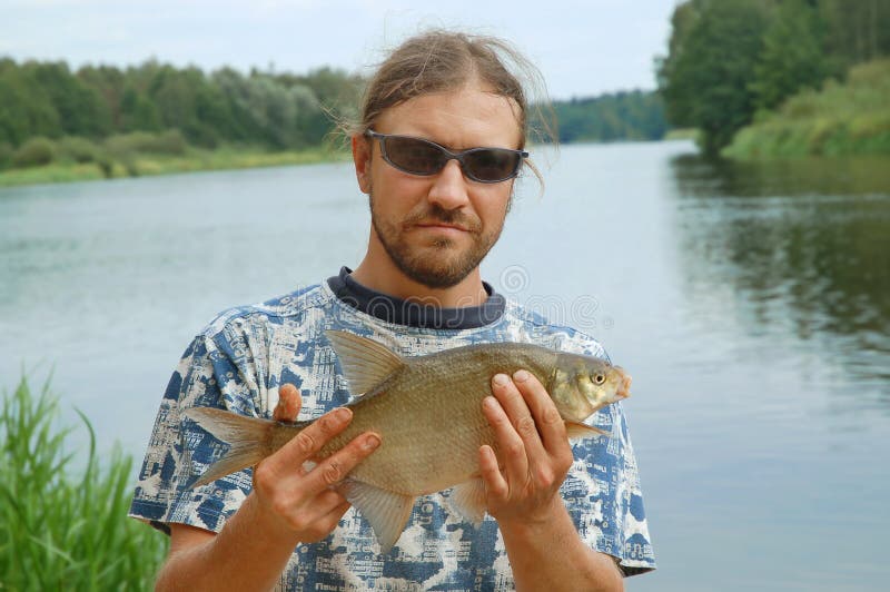 Rybak z ryba obraz stock. Obraz złożonej z wp8lywy, staw - 32534689
