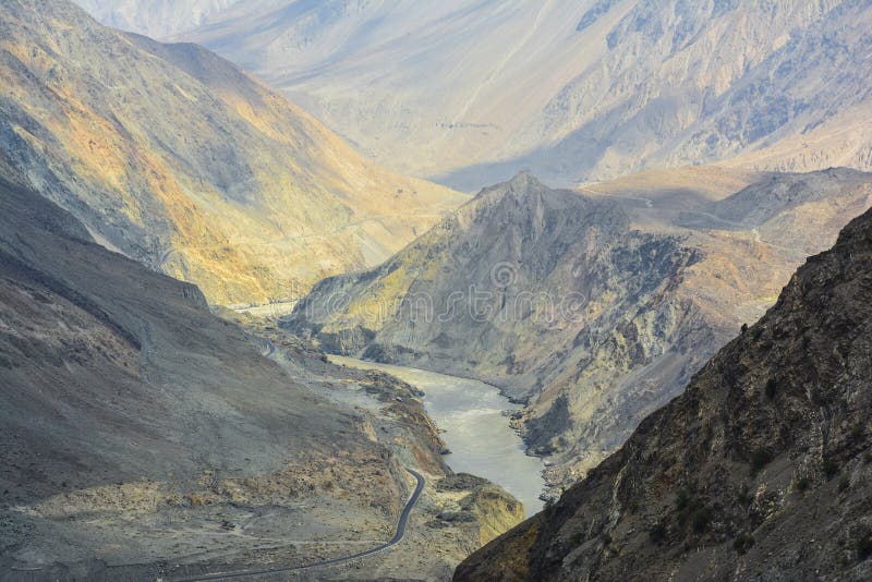 Raikot most na rzeka indus obraz stock. Obraz złożonej z zagrożenia ...