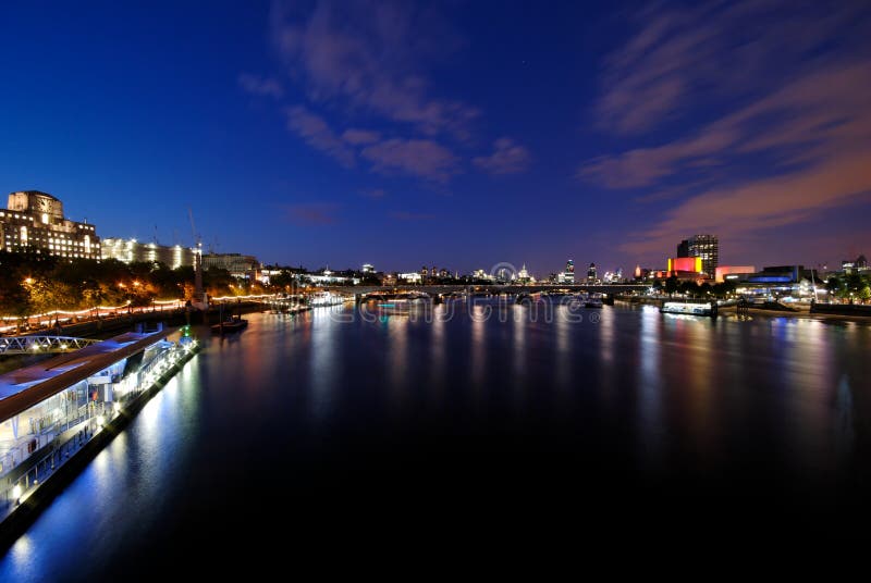 Rzeka Tamiza budynku. zdjęcie stock. Obraz złożonej z budynek - 5300966