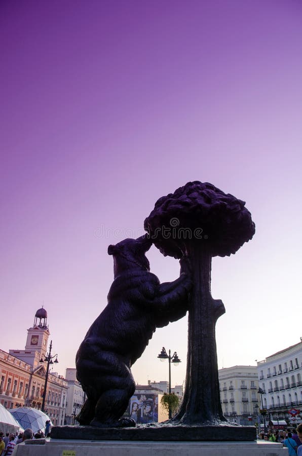 Símbolo Do Madri - Estátua Da árvore Do Urso E De Morango, Puerta De ...