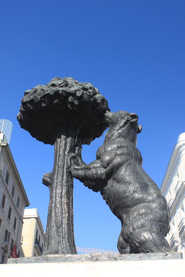 Símbolo de Madrid foto de archivo. Imagen de cielo, ciudad - 58764004