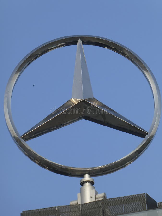 Logotipo De Mercedes Benz En El Coche Fotografía editorial - Imagen de ...