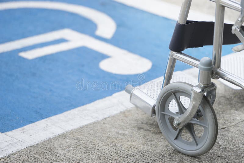 Sinal Da Cadeira De Rodas No Assoalho Deficiente Do Parque De ...