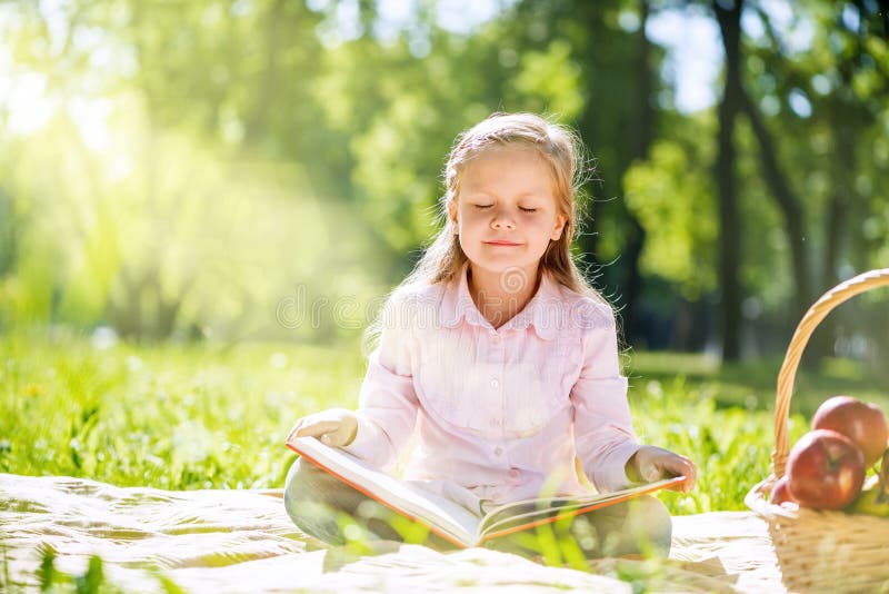 Kind, Das Im Park Sich Entspannt Stockfoto - Bild von nahaufnahme ...