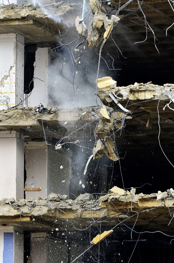 Sections De Pièce Dans La Construction Moitié-détruite L'effondrement ...