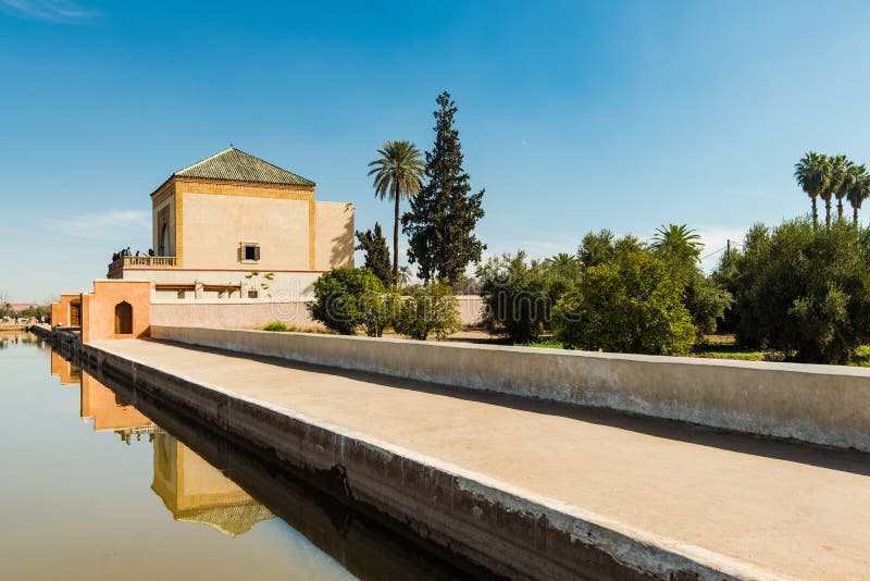 Saadian-Pavillon Menara Arbeitet in Marrakesch, Marokko, Afrika Im ... Saadian-Pavillon Menara Arbeitet in Marrakesch, Marokko, Afrika Im ...