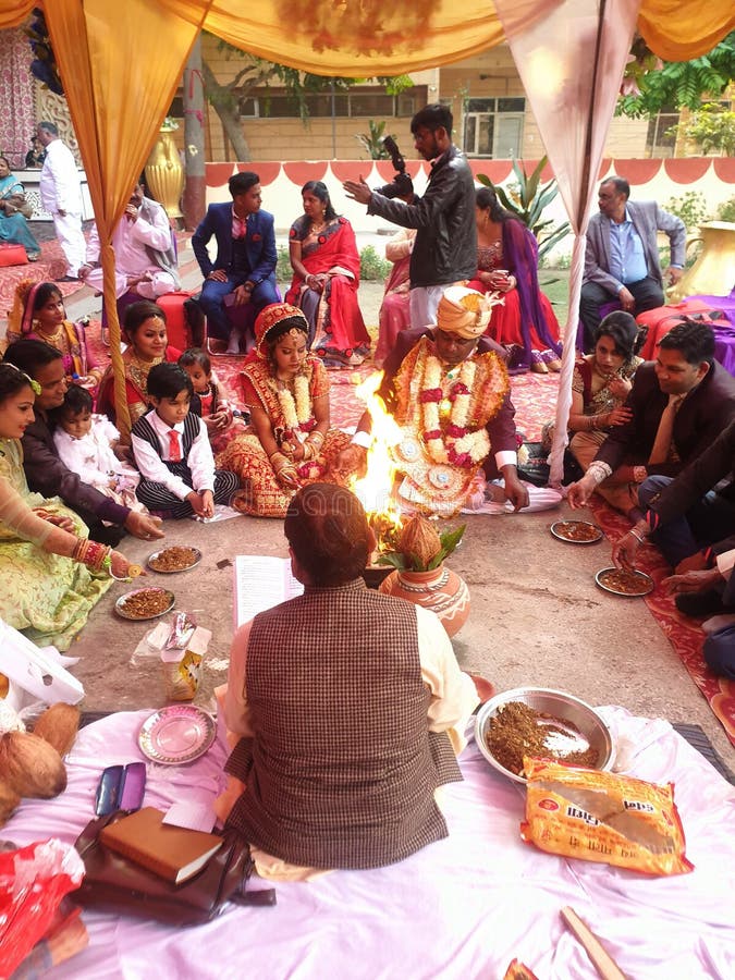 Saat Phere of Indian Bride and Bride Groom 编辑类照片 - 图片 包括有 祝福, 重要: 166852411