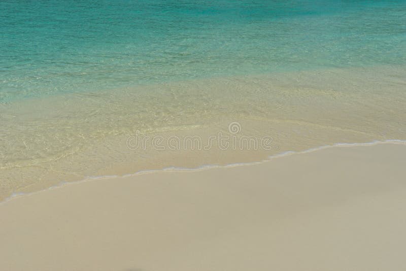 Sabbia e mare bianchi immagine stock. Immagine di riflessione - 70280817