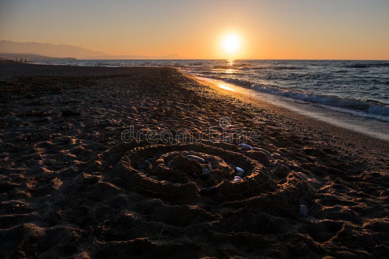 Sabbia e sole Alba al mare immagine stock. Immagine di arancione - 92485633