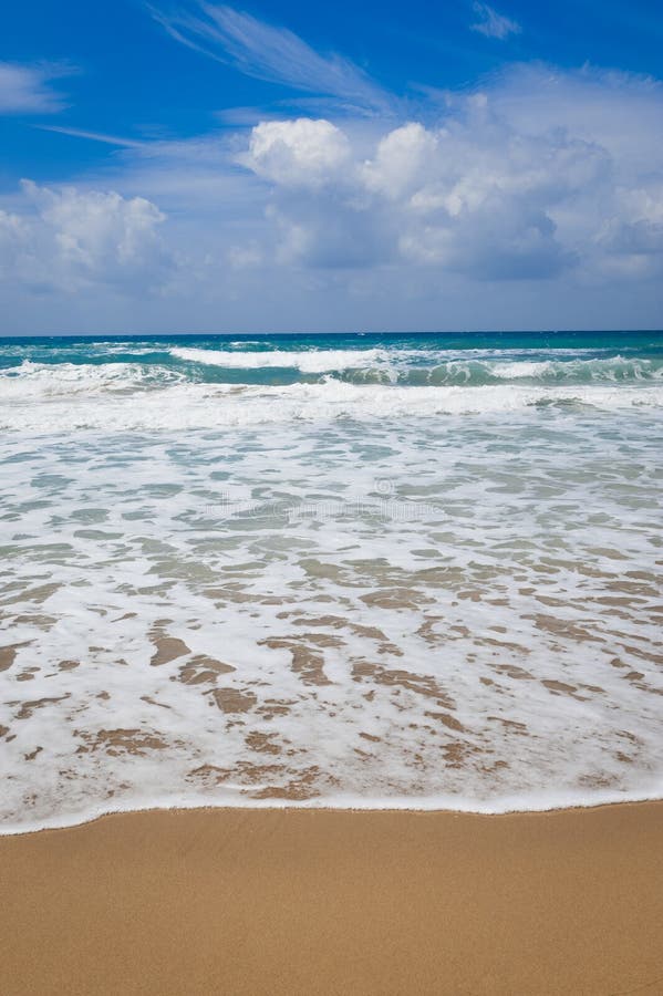 Sabbia ed onde nel mare fotografia stock. Immagine di mare - 30767108