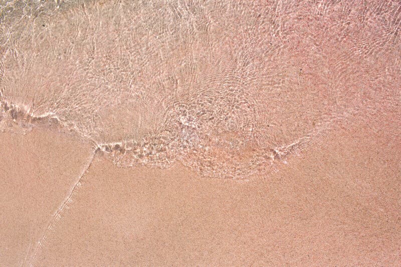 Sabbia rosa sulla spiaggia fotografia stock. Immagine di banca - 76562564