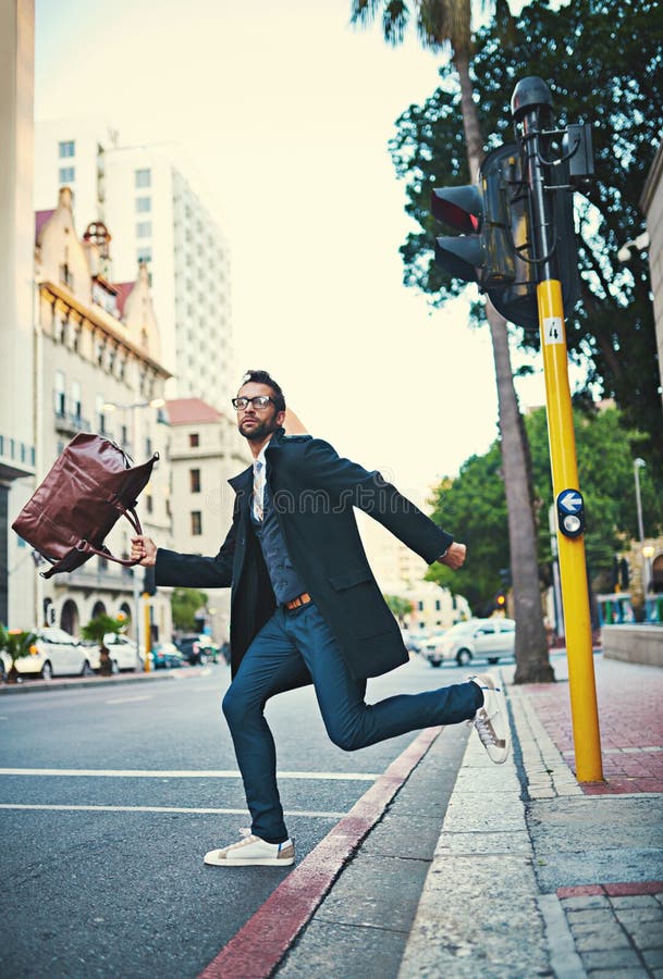 Sabe Lo Que Quieres Y Ve a Buscarlo. Un Hombre Elegante Se Apresura a ... Sabe Lo Que Quieres Y Ve a Buscarlo. Un Hombre Elegante Se Apresura a ...
