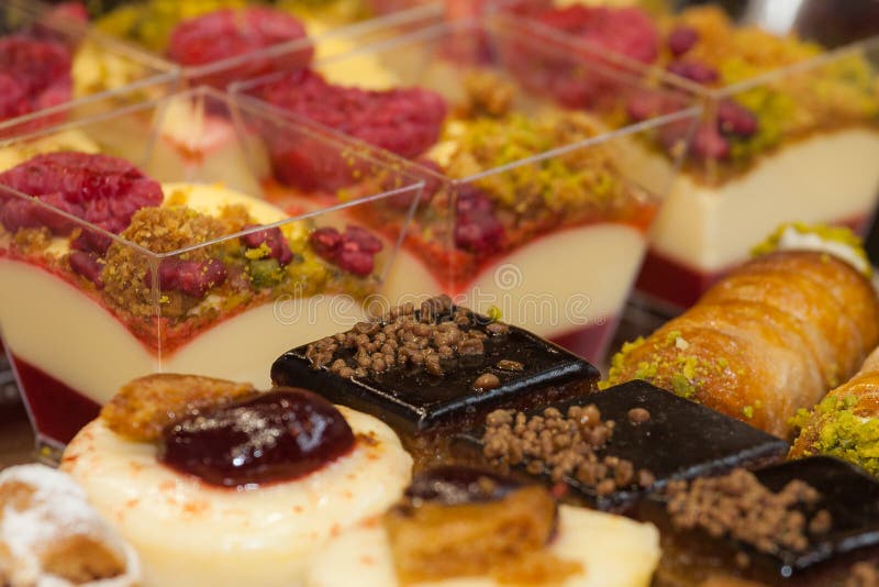 Sabores sortidos dos bolos imagem de stock. Imagem de bolo - 46595311