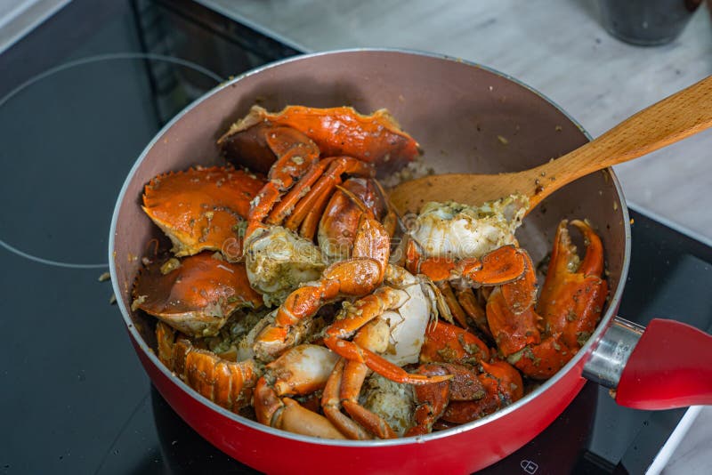 Saboroso Caranguejo Frito Caseiro Com Alho E Pimenta Salgada Foto de ...