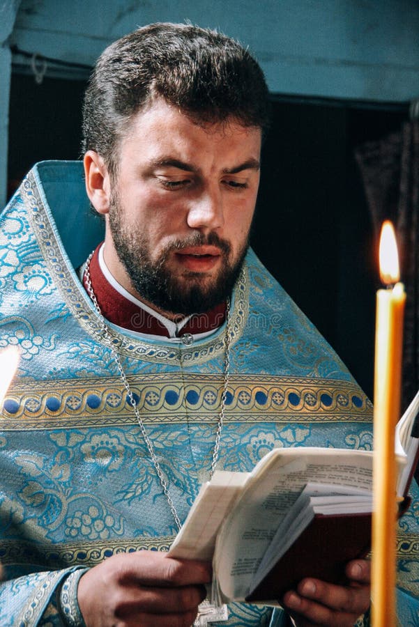 Sacerdote ortodoxo fotografía editorial. Imagen de catedral - 131819997