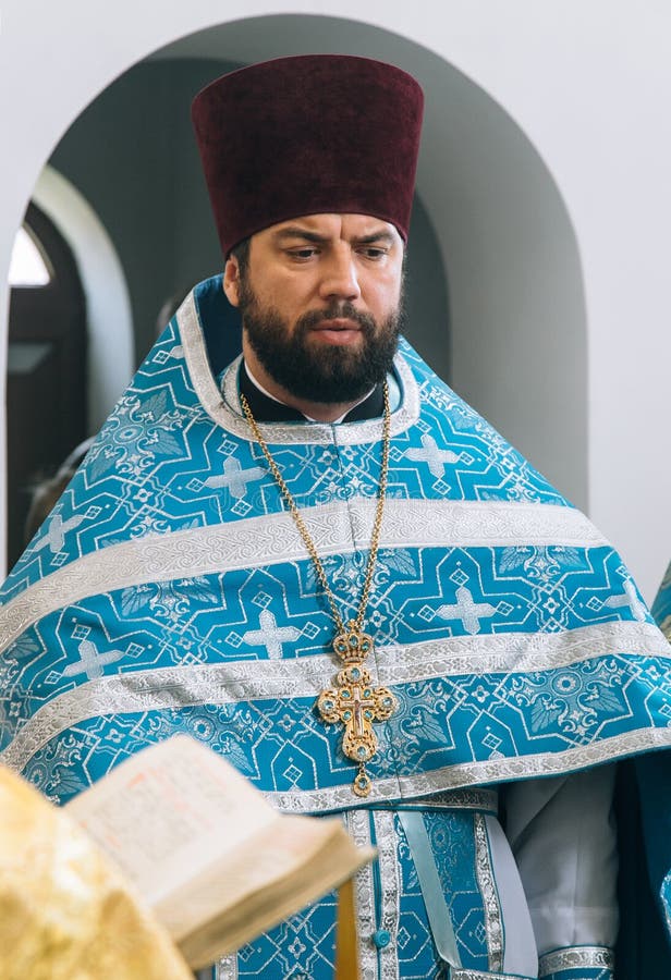 Sacerdote Ortodoxo En Altar Fotografía editorial - Imagen de catedral ...