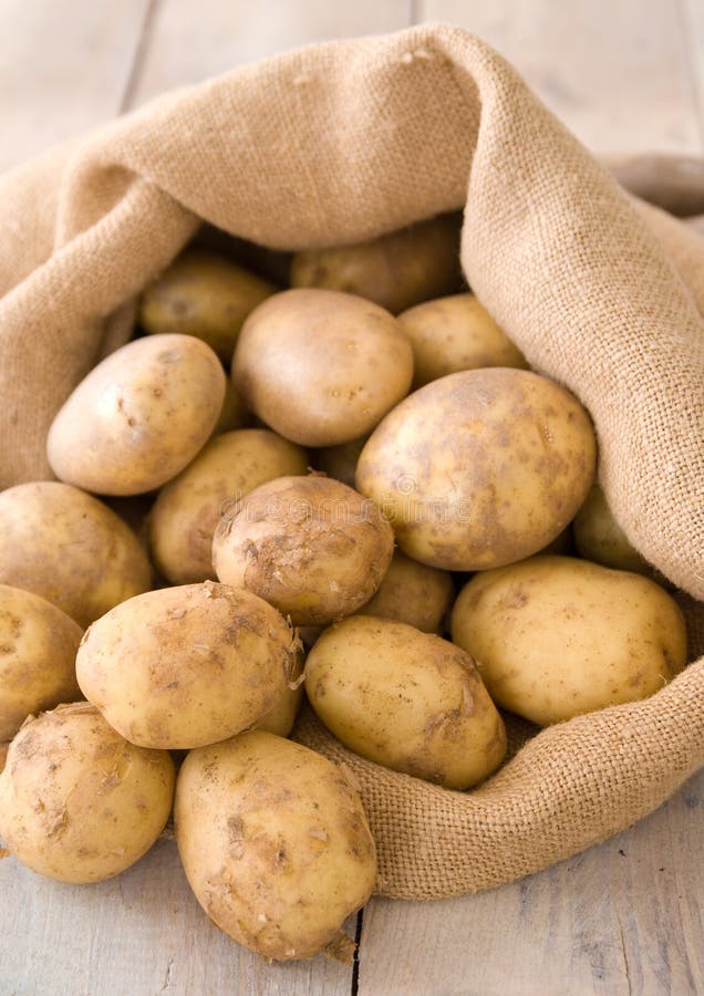 Saco Com As Batatas No Fundo Branco Imagem de Stock - Imagem de ...