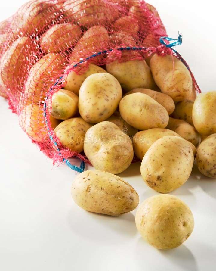Saco De Batatas Frescas Com O Preço Na Parte Traseira Do Branco Foto de ...