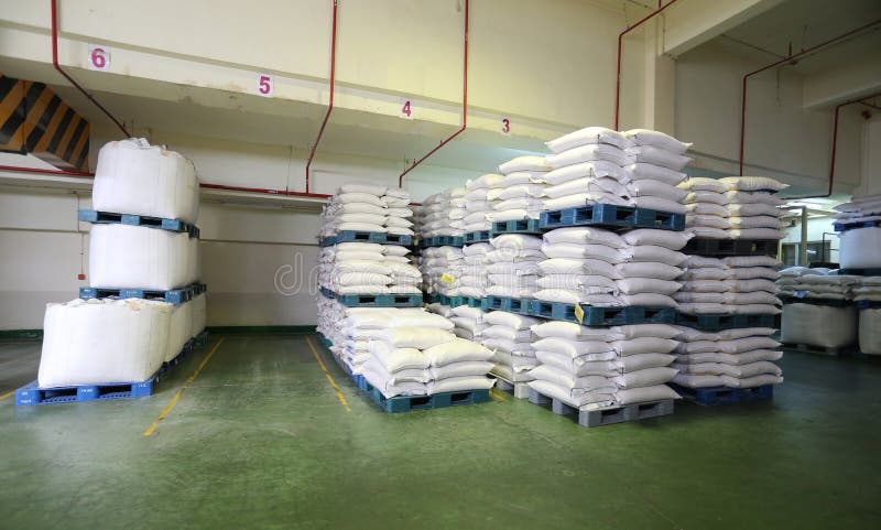 Saco De La Harina Colocado En Una Plataforma Foto de archivo - Imagen ...