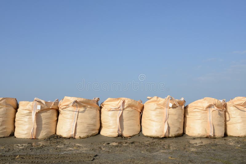 Sacs De Sable Pour La Protection Image stock - Image du barrière, lourd ...