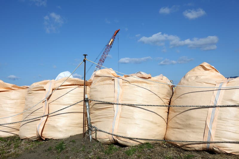 Sacs De Sable Pour La Protection Image stock - Image du barrière, lourd ...