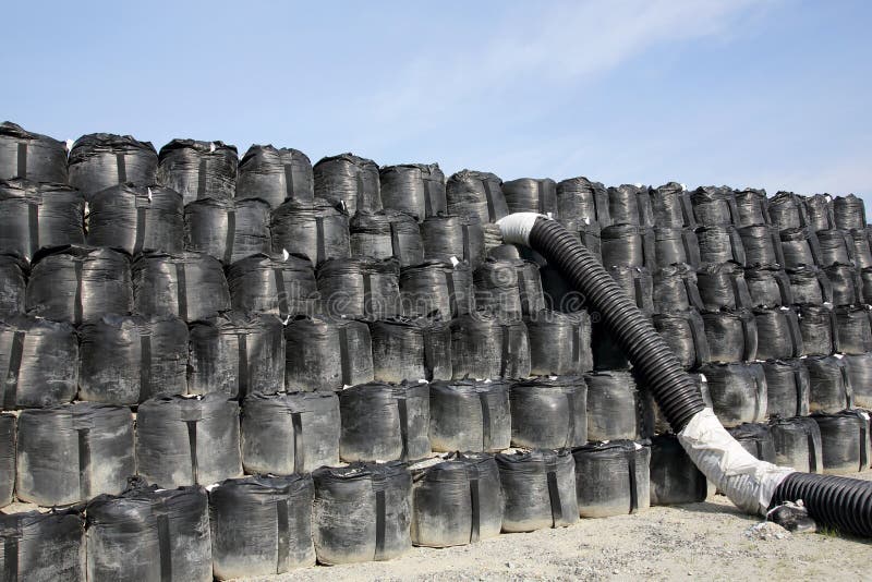 Sacs De Sable Pour La Protection Image stock - Image du barrière, lourd ...