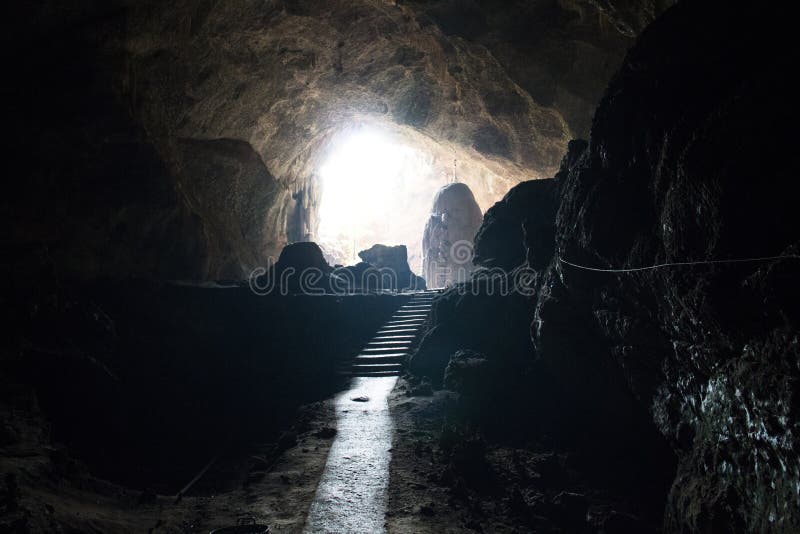 The Sadan Cave in Hpa-an, Myanmar Stock Image - Image of cave, buddha ...