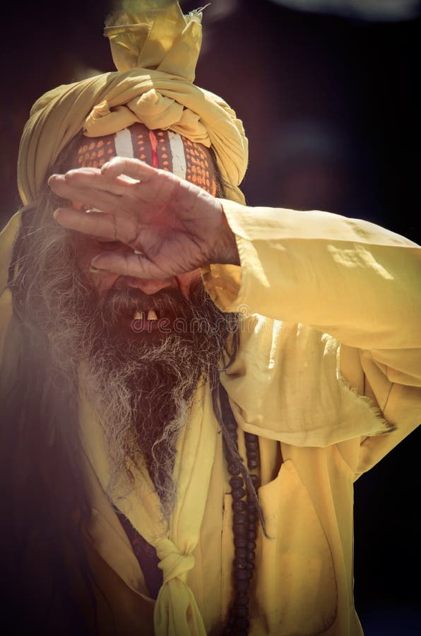 Sadhu Avec Le Visage Peint Traditionnel, Népal Photographie éditorial ... Sadhu Avec Le Visage Peint Traditionnel, Népal Photographie éditorial ...