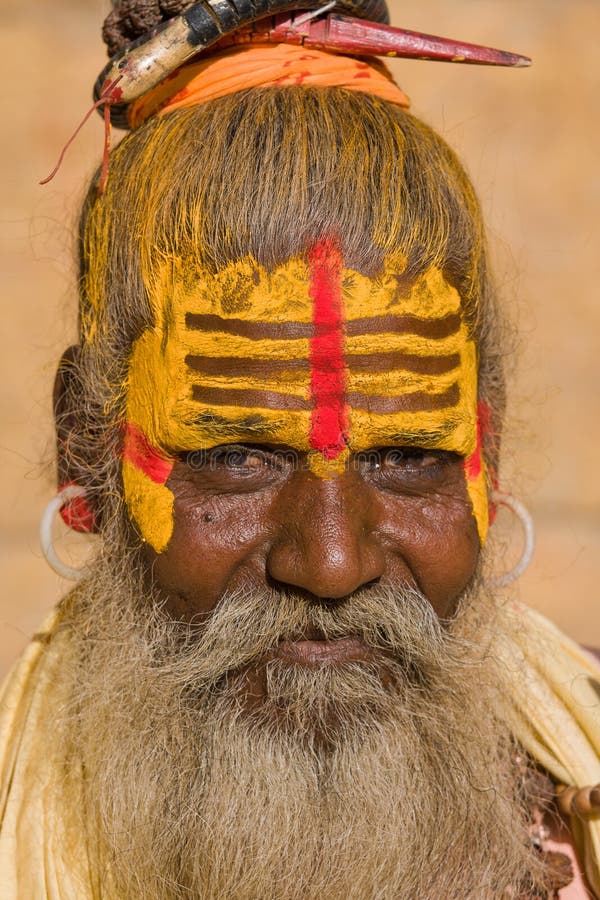 Sadhu indio (hombre santo) imagen editorial. Imagen de cara - 27973045