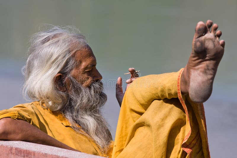 Sadhu indio (hombre santo) fotografía editorial. Imagen de peregrinaje ...