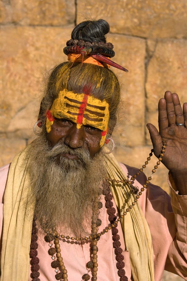 Sadhu indio (hombre santo) foto editorial. Imagen de hinduismo - 33504171