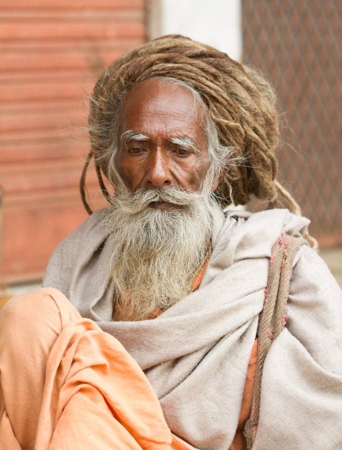Sadhu saint photographie éditorial. Image du hindouisme - 57392952
