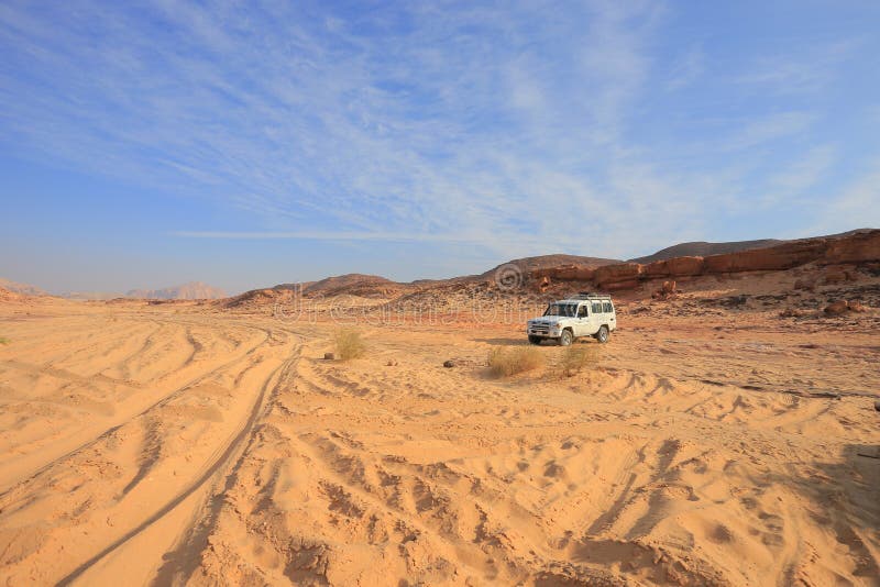 4x4 SUV Toyota Land Cruiser in the Desert of Egypt Editorial ...