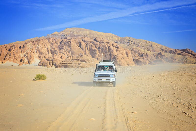 4x4 SUV Toyota Land Cruiser in the Desert of Egypt Editorial Stock ...