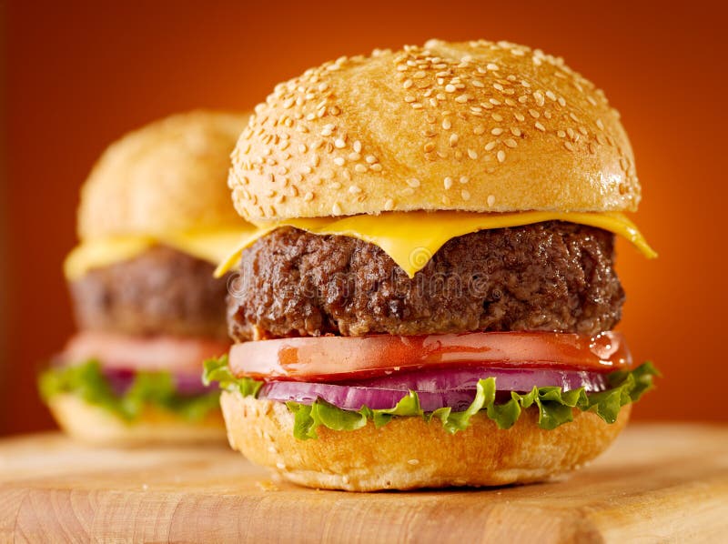 Doppelter Cheeseburger stockfoto. Bild von tomate, cheeseburger - 30852048