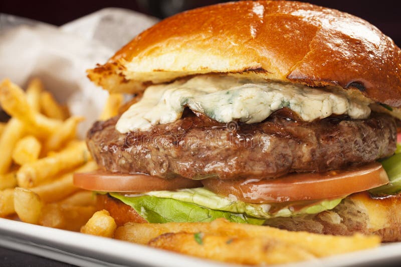 Saftiger Rindfleisch-Burger Mit Pommes-Frites Stockbild - Bild von ...