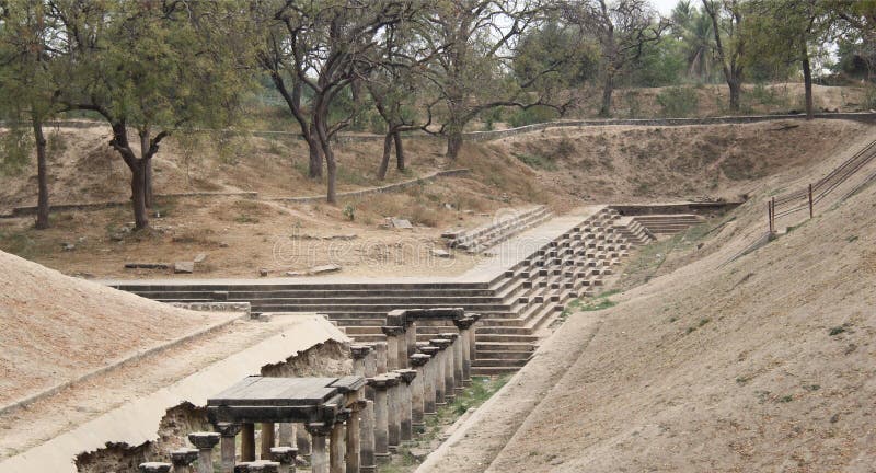 Sahasralinga Talav, Een Middeleeuwse Kunstmatige Watertank in Patan ...