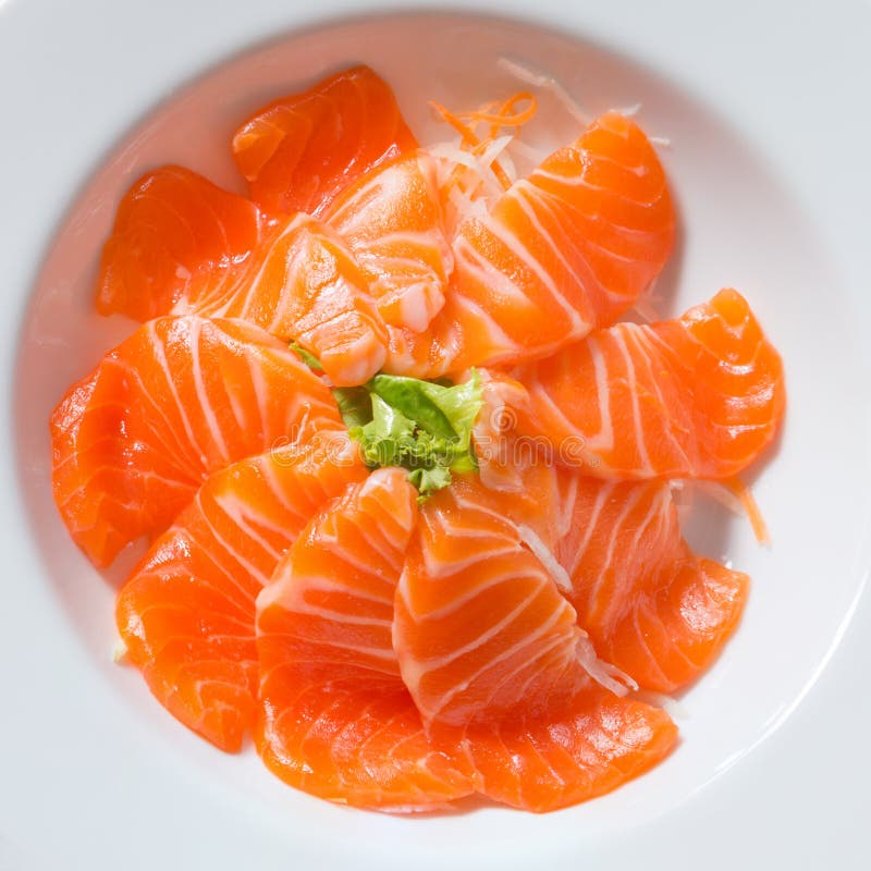 Saimon Fresco Do Sashimi No Fundo Branco Do Prato Imagem de Stock ...